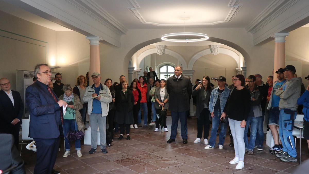 Feuchtes Richtfest und „schwebende Fassade“: Meilenstein für Hochschul ...