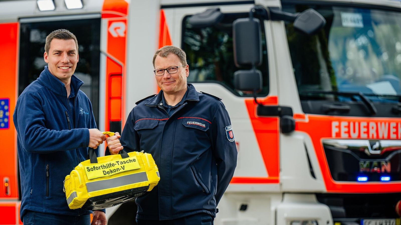 Verätzungen: Feuerwehr Erfurt entwickelt Rettungstasche für ganz ...