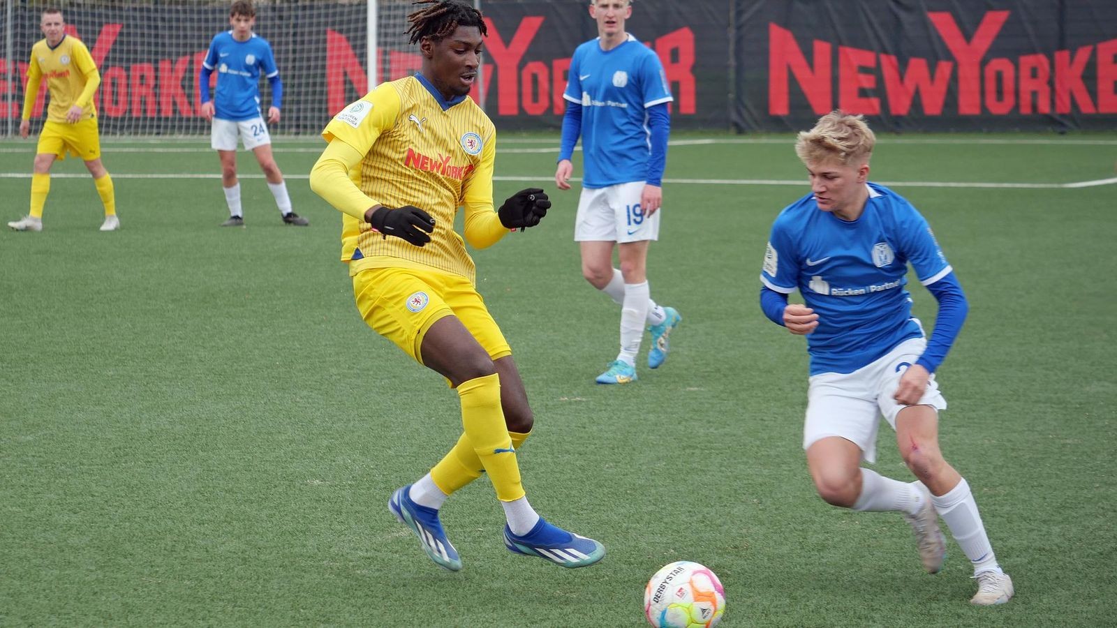 Diesem Eintracht-Talent drückt Dennis Schröder die Daumen