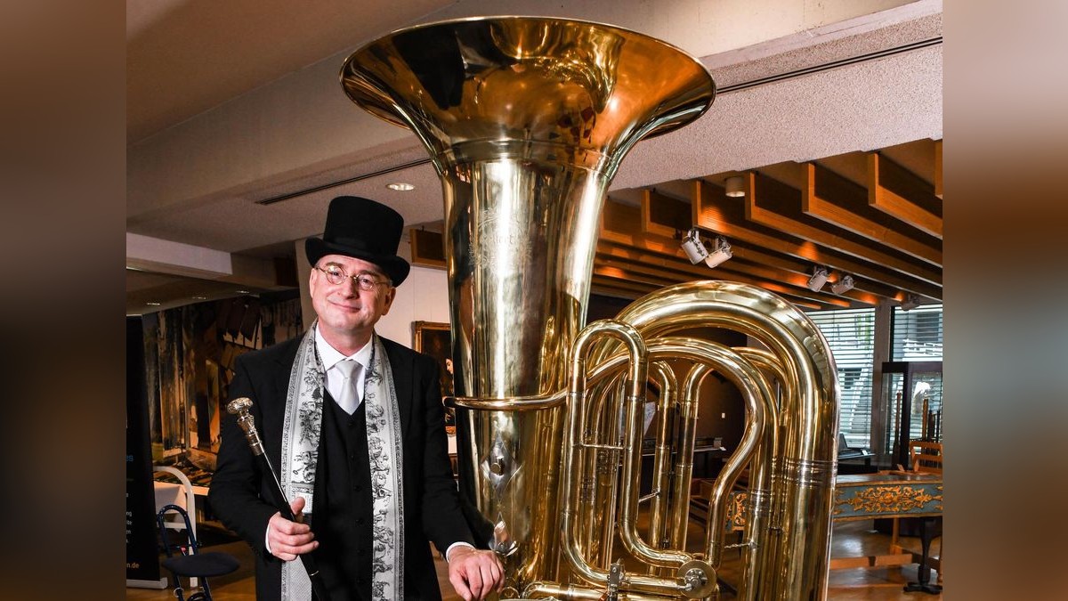 Wie die größte Tuba der Welt in die Hauptstadt kam