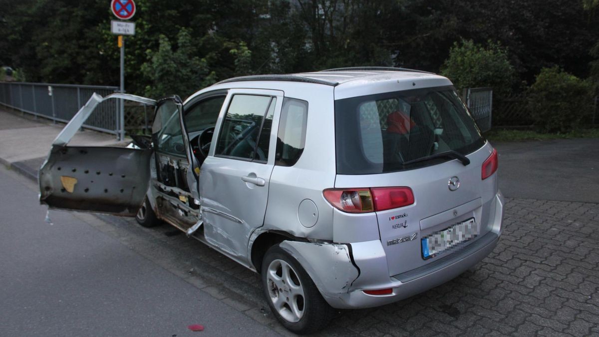 Bei Siegen: Laster rammt Mazda – und fährt einfach weiter