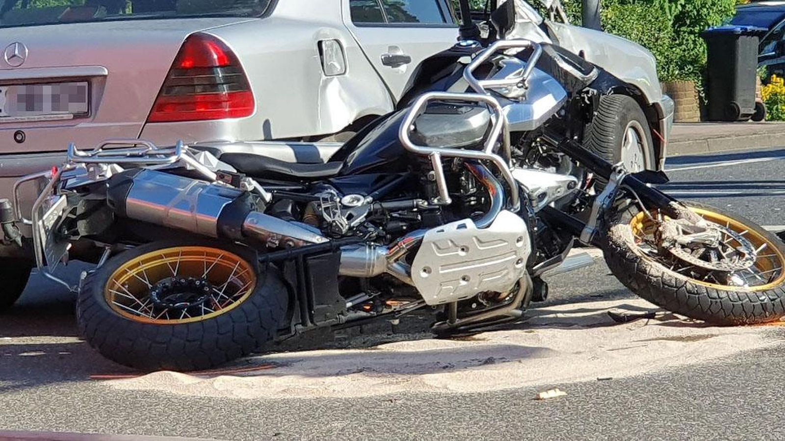 Unfall in Rees: Motorradfahrer und Beifahrerin schwer verletzt