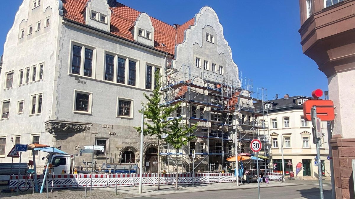 Efeu-Schäden an der Fassade: Stadthaus Apolda eingerüstet