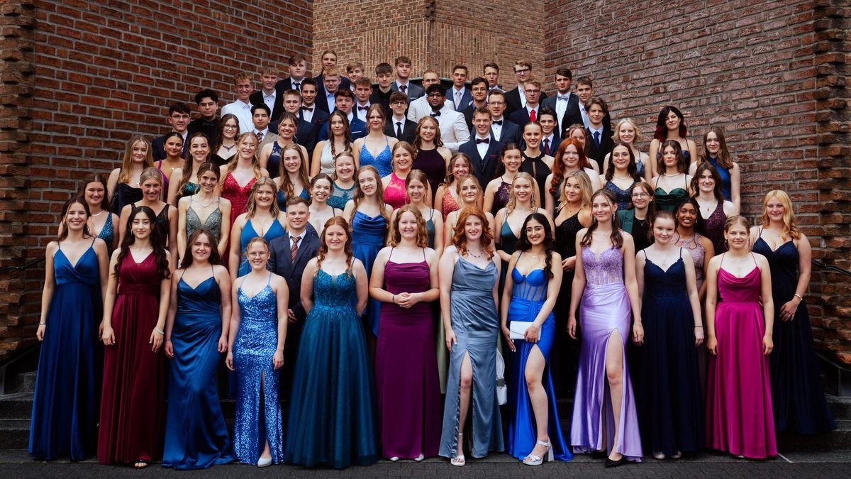 Hier sind die Abiturienten des Gymnasiums der Benediktiner