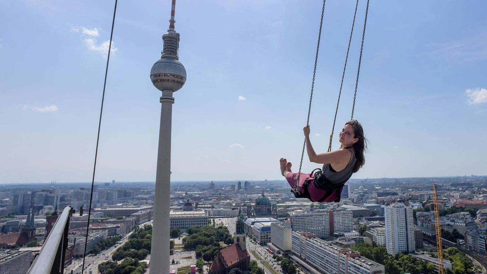 High Swing in Berlin: Schaukeln über dem Alexanderplatz – Was es kostet & ob es sich lohnt