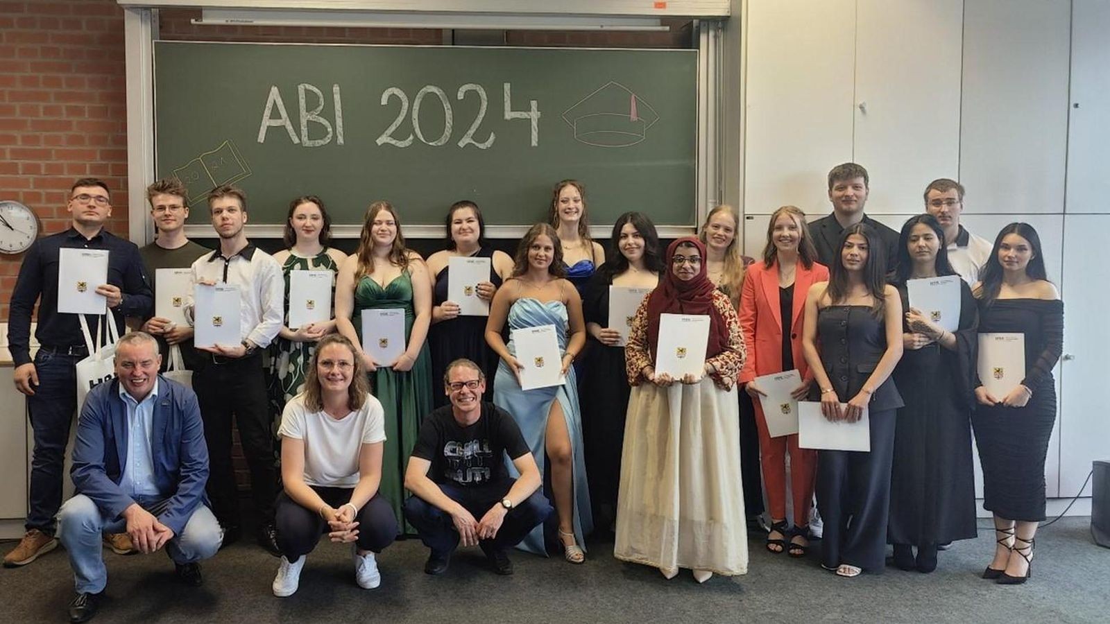 Abschluss 2024 am Hönne-Berufskolleg: Das sind die Abiturienten