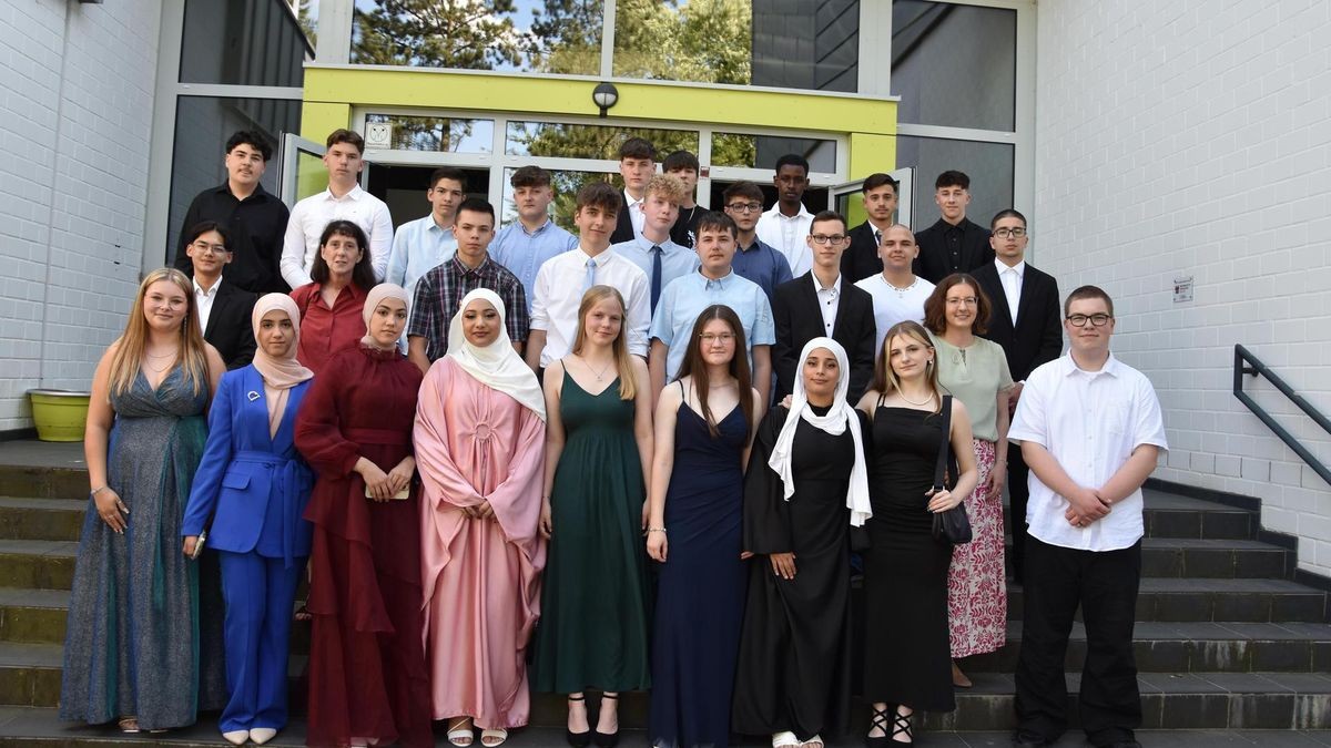 Große Freude: Die 10/5 der Gesamtschule bekommt Zeugnisse