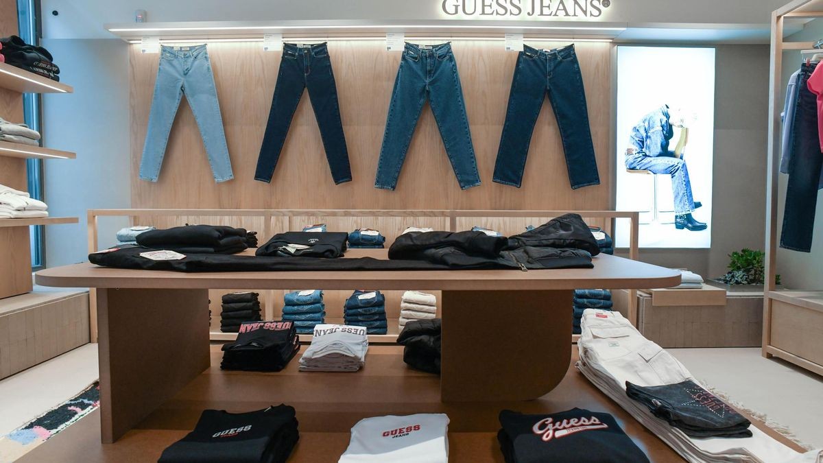 „Guess Jeans“ in Berlin-Mitte: Shop mit überraschender U-Bahn-Hommage