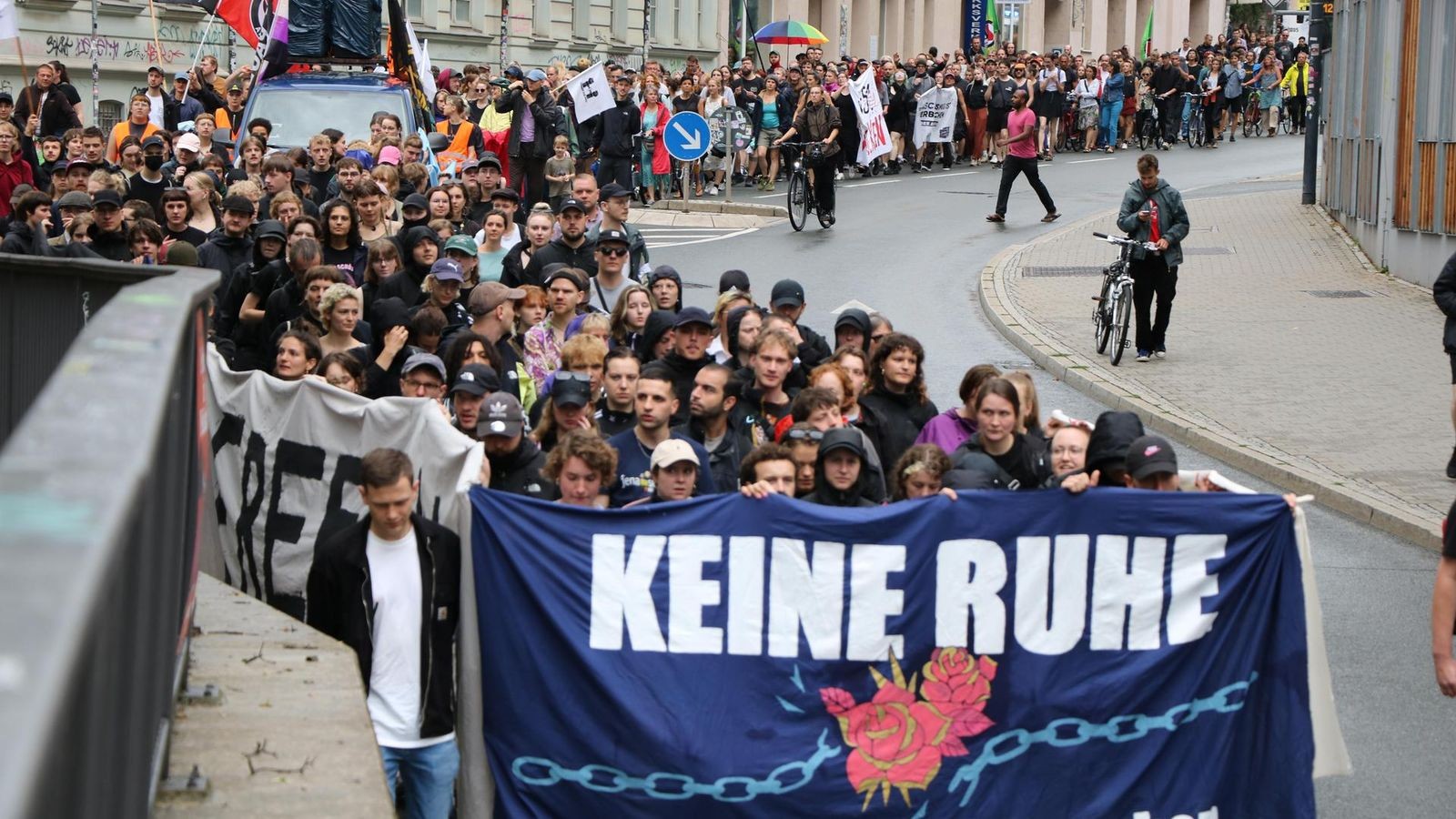 Bei Demo für Maja T. sagt Vater: „Ich bekenne mich schuldig“