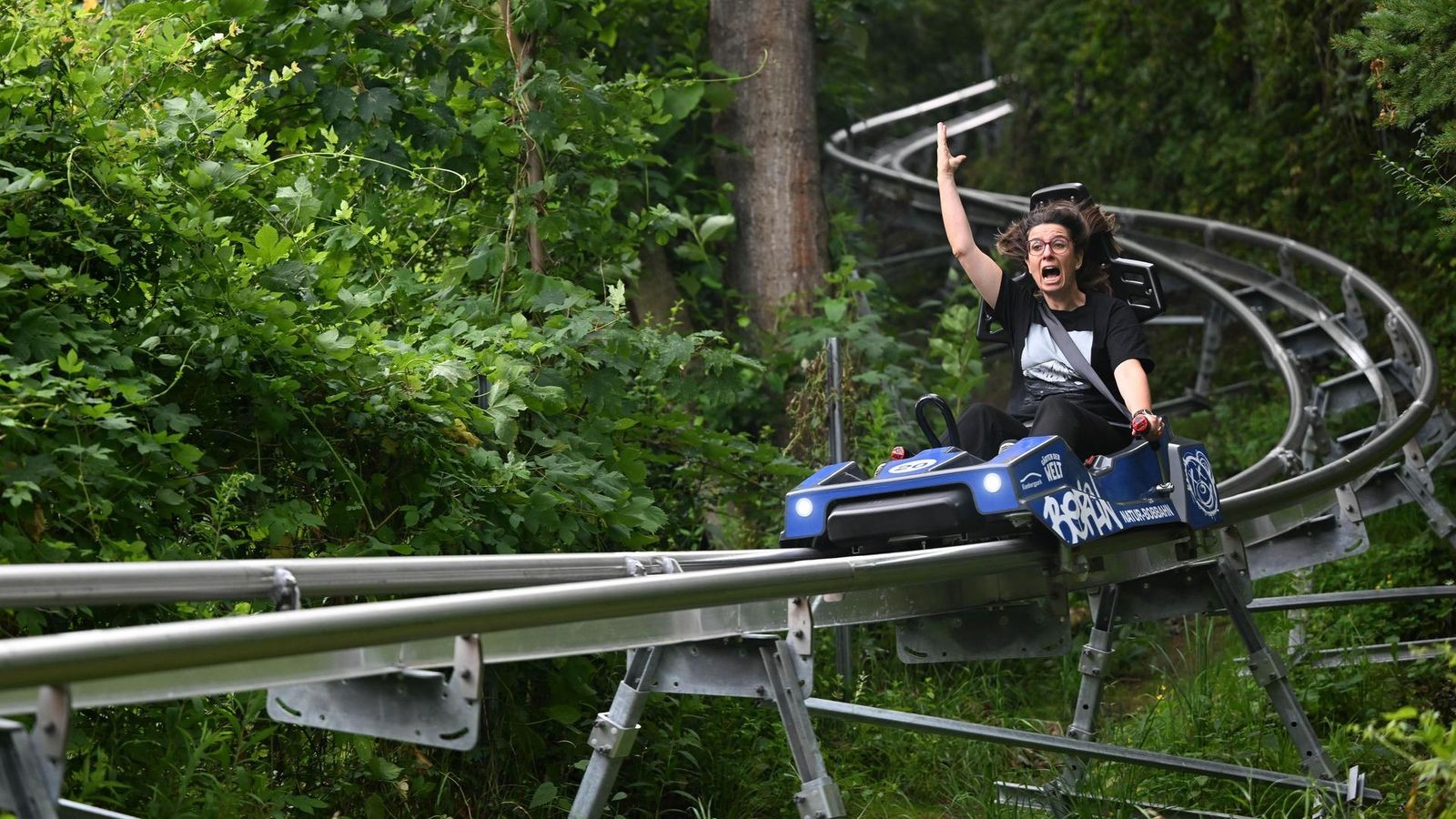 Nach zwei Jahren: Berlin hat wieder eine Sommer-Rodelbahn in den Gärten ...