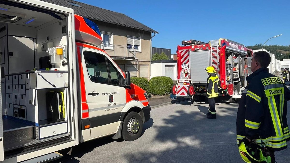 Einsatz in Finnentrop: Mann gerät mit Hand in Maschine