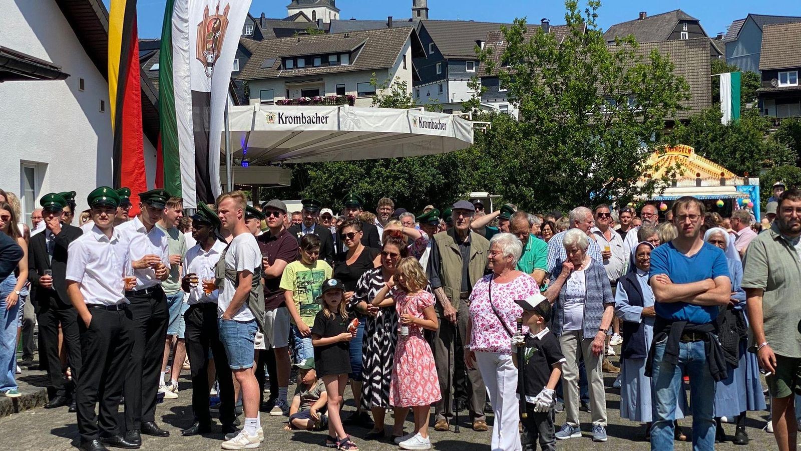 Jubel in Hallenberg: Neuer Schützenkönig reißt die Arme hoch
