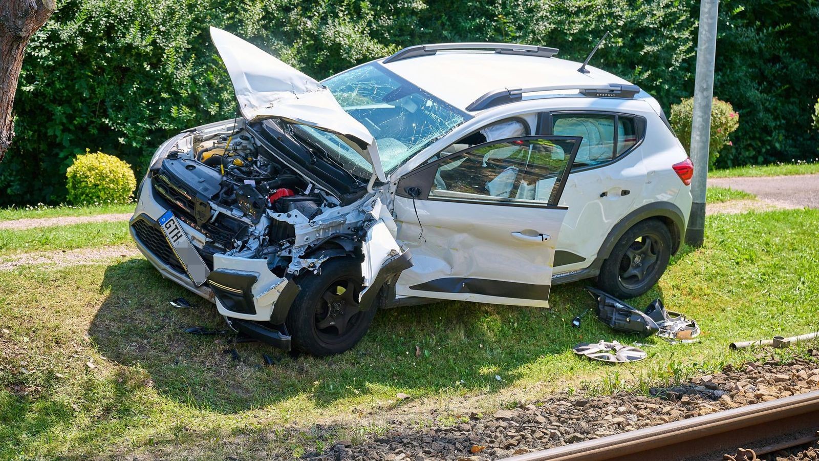 Auto kollidiert in Gotha mit Straßenbahn – Frau schwer verletzt