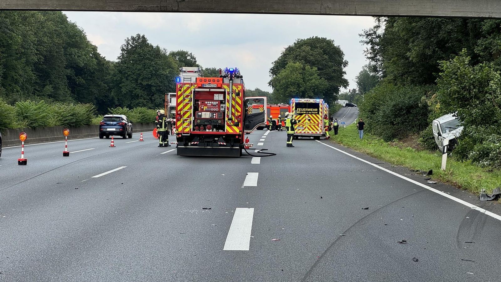 Unfall auf der A40 bei Mülheim: Transporter landet in Straßengraben