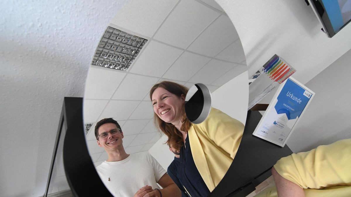 Hunderte Spiegel aus Isseroda kreisen im Weltall