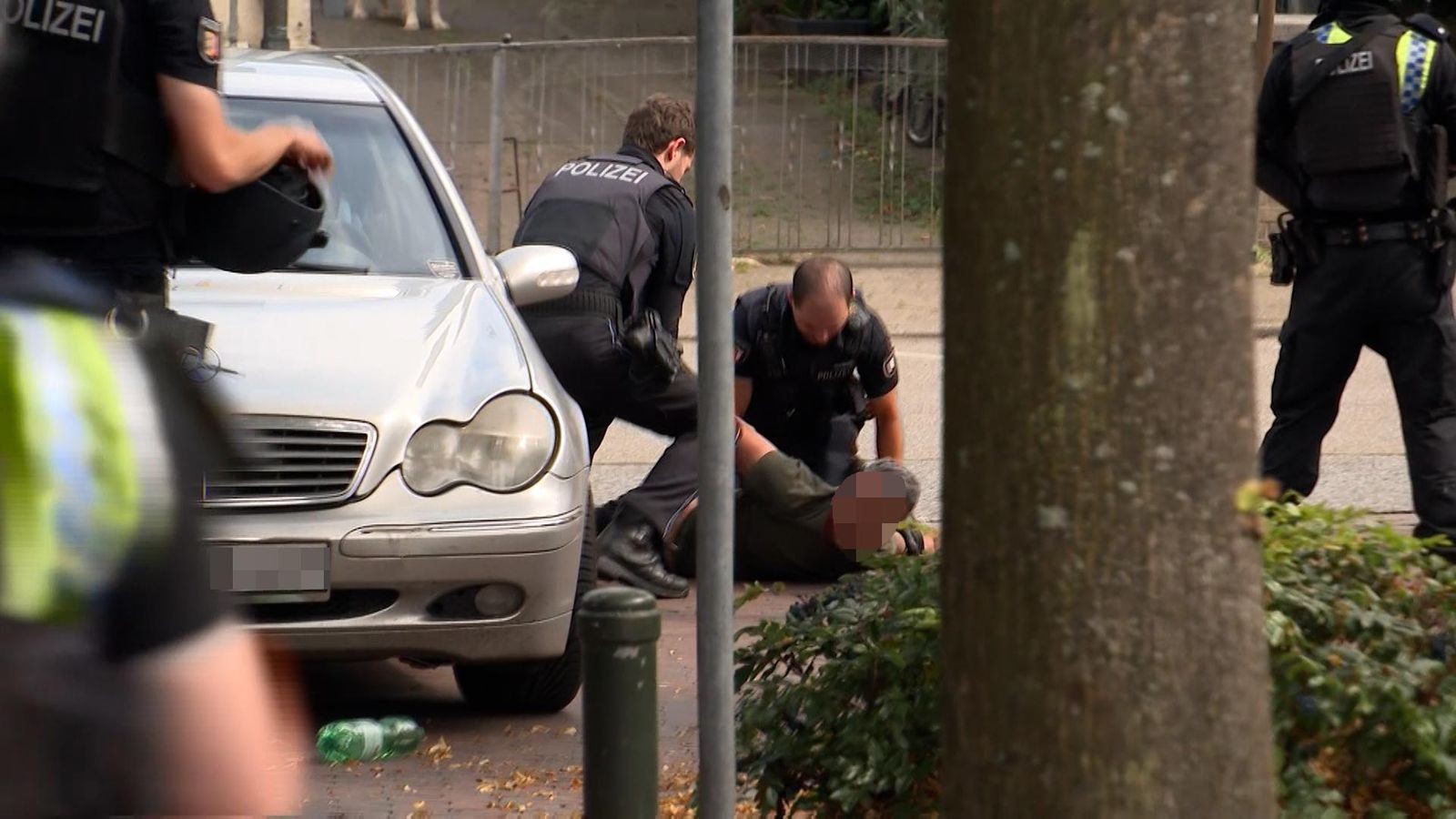 Messerattacke an VHS Wedel im Video: Lehrer niedergestochen – Männer festgenommen