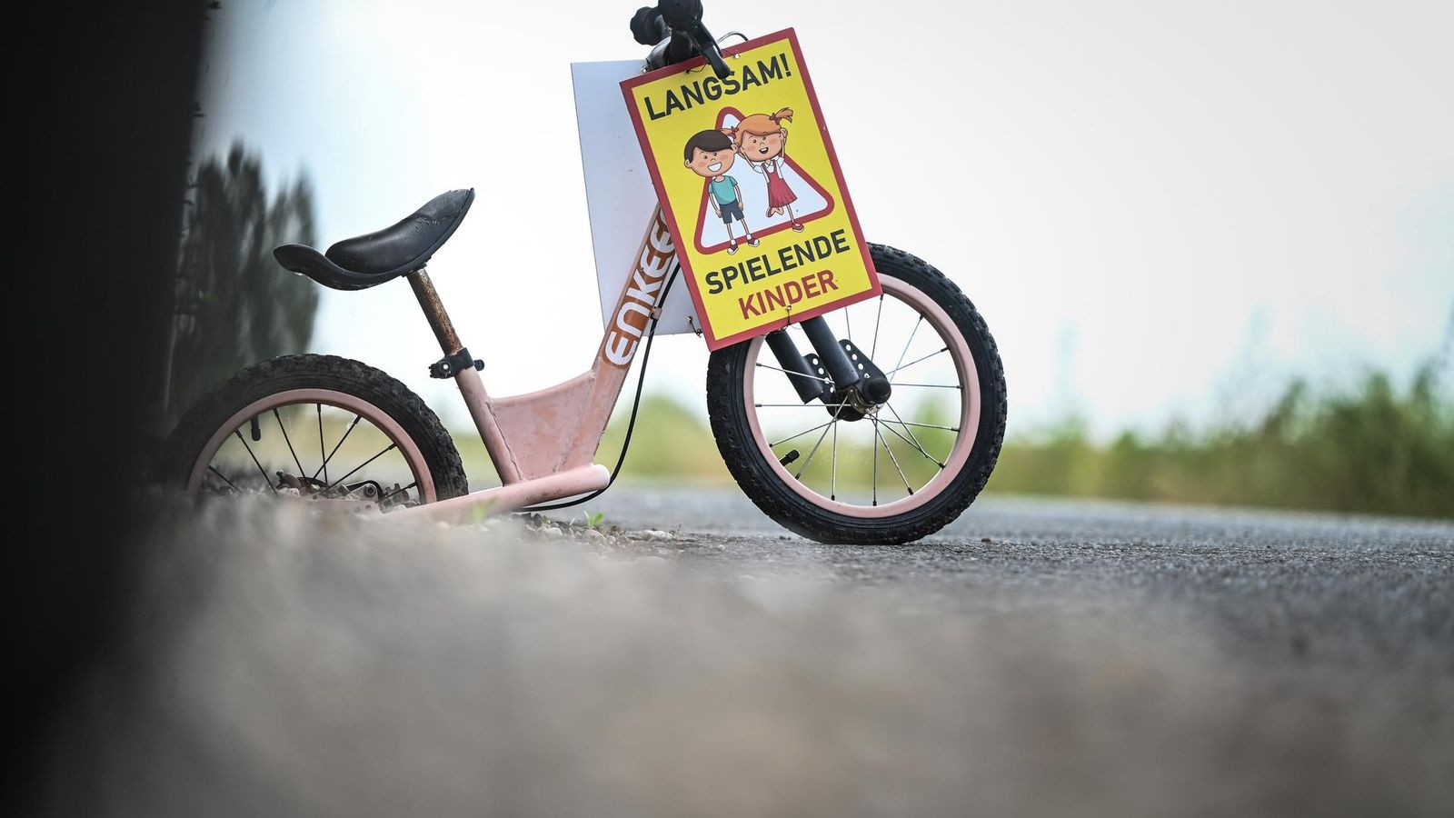 Warnschilder und Fake-Blitzer gegen Raser: Was ist erlaubt?