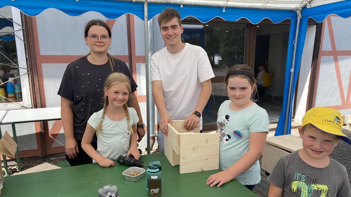 Kinder in Weißensee bauen einen Unterschlupf für das Wildtier des ...