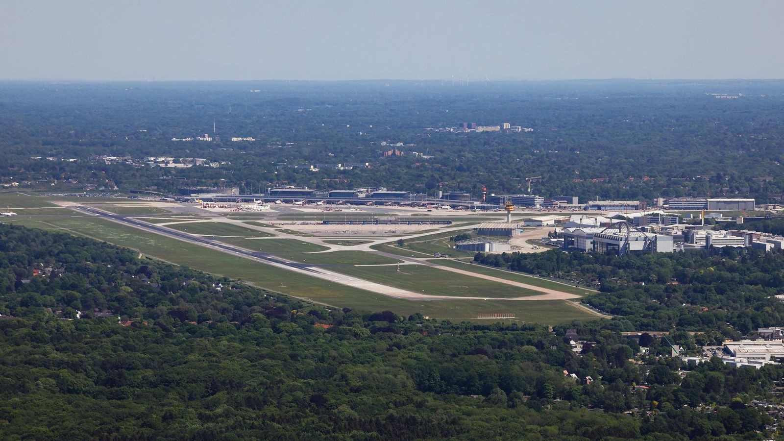 Flughafen Hamburg: Klimakleber nach vereitelter Airport-Aktion wieder frei