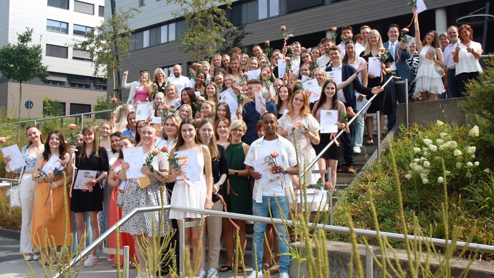 Erfolgreicher Abschluss: Rund 80 Azubis am RHÖN-KLINIKUM Campus Bad ...