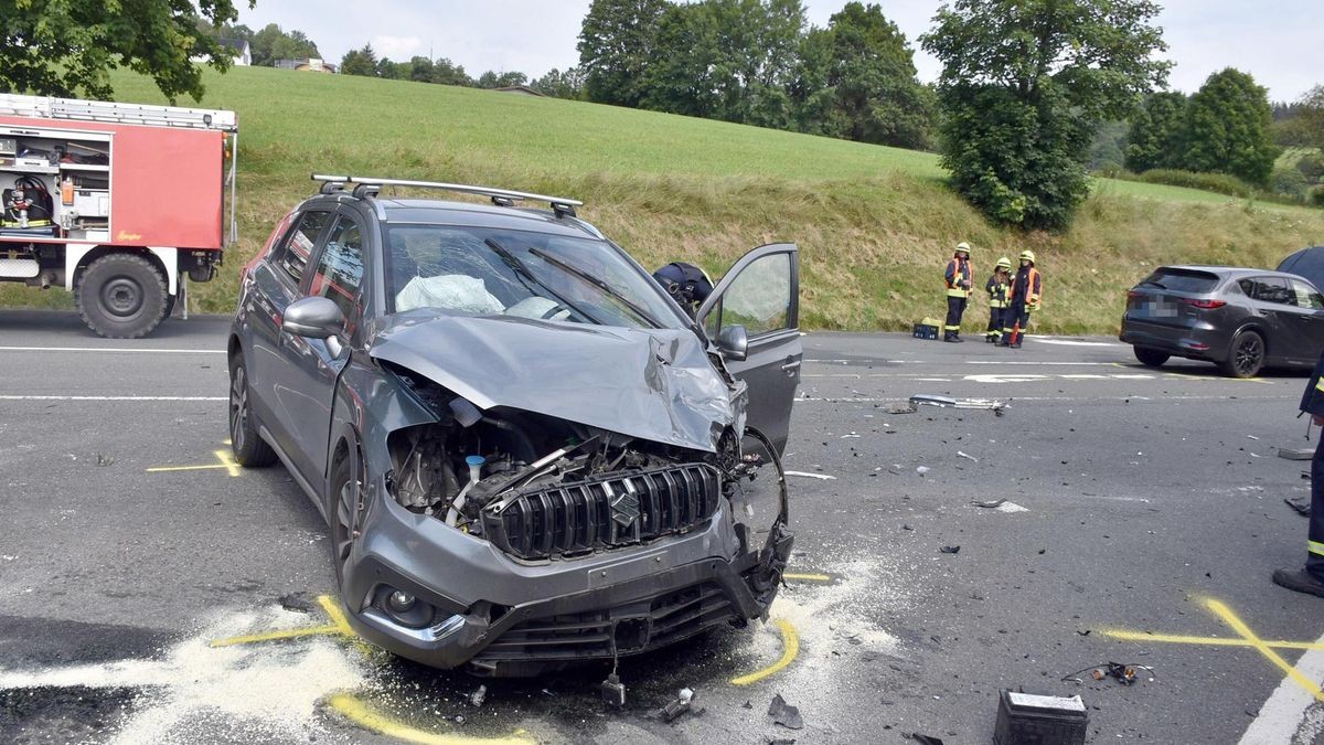 Bei Siegen: Schwerer Unfall – zwei Fahrer und ein Kind verletzt