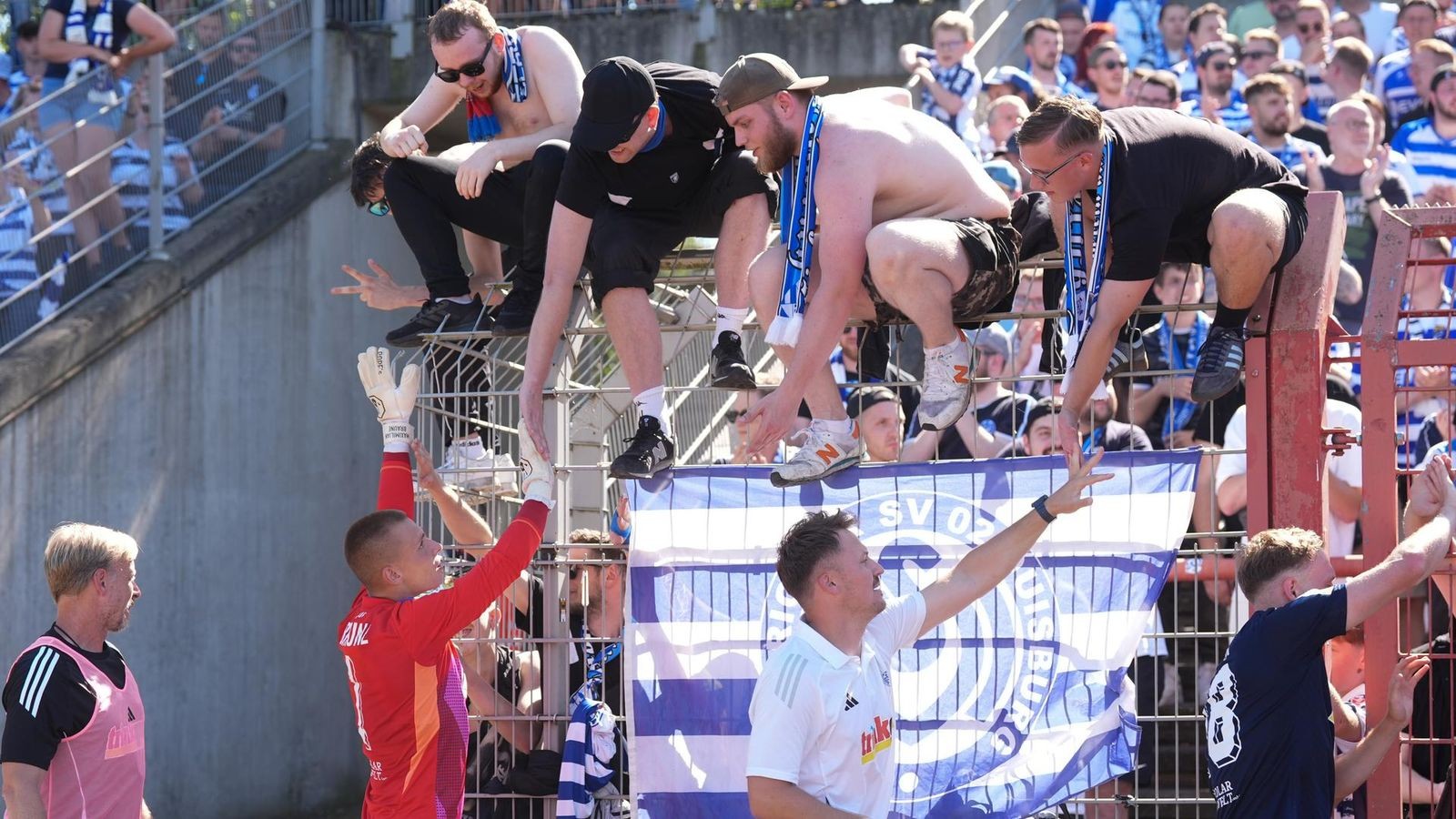 RWO-Spiel: Polizei fängt 80 gewaltbereite Fußball-Fans ab