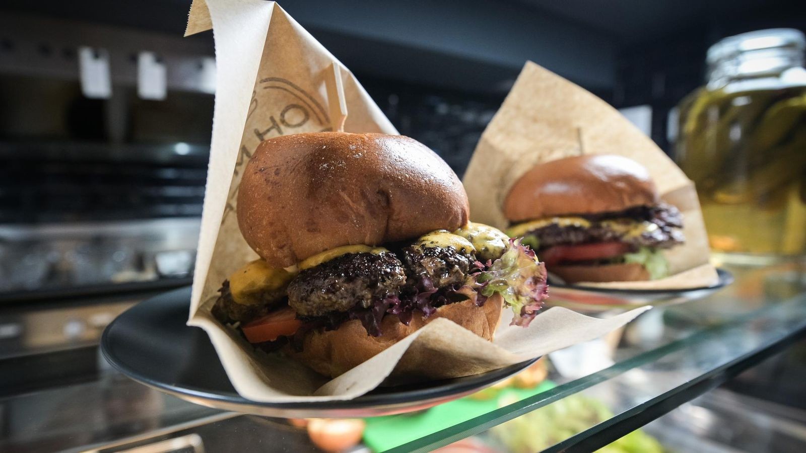 „Oh My Burger“ in Essen: Der Parmesan kommt als Schaum-Sauce