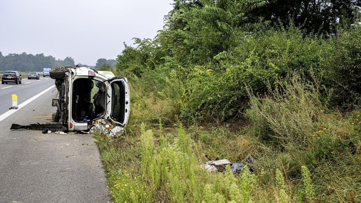 Schwerer Unfall auf A57: Person eingeklemmt – langer Rückstau