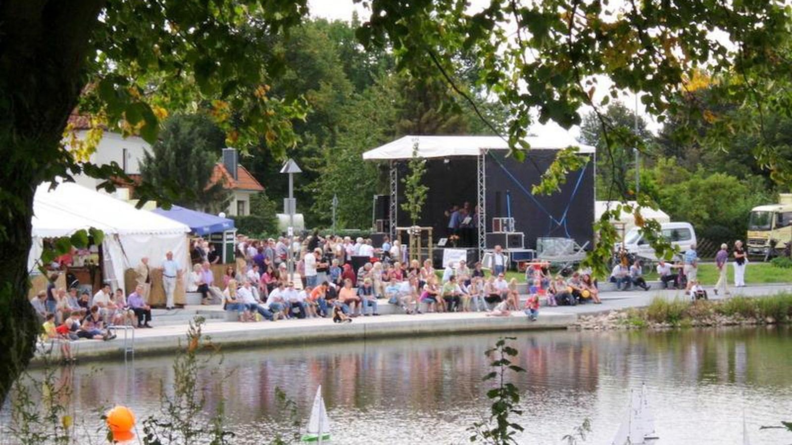 Karpfenfest Reinfeld lockt mit Live-Musik und Feuerwerk: Stadt wird zur ...