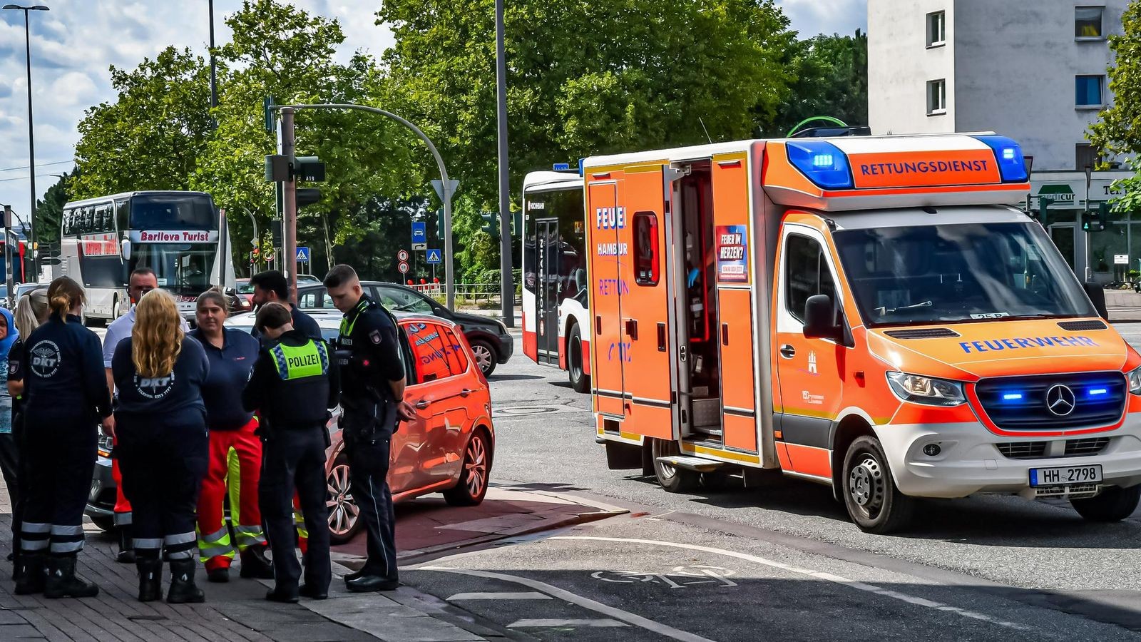 Polizei Hamburg: Schon wieder! Linienbus und Pkw kollidieren – zwei Verletzte