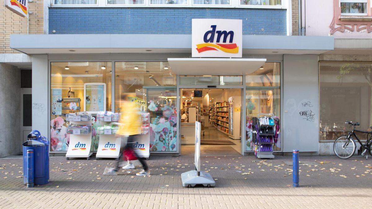 Duisburger DM-Filiale modernisiert: Neuer Service für Kunden