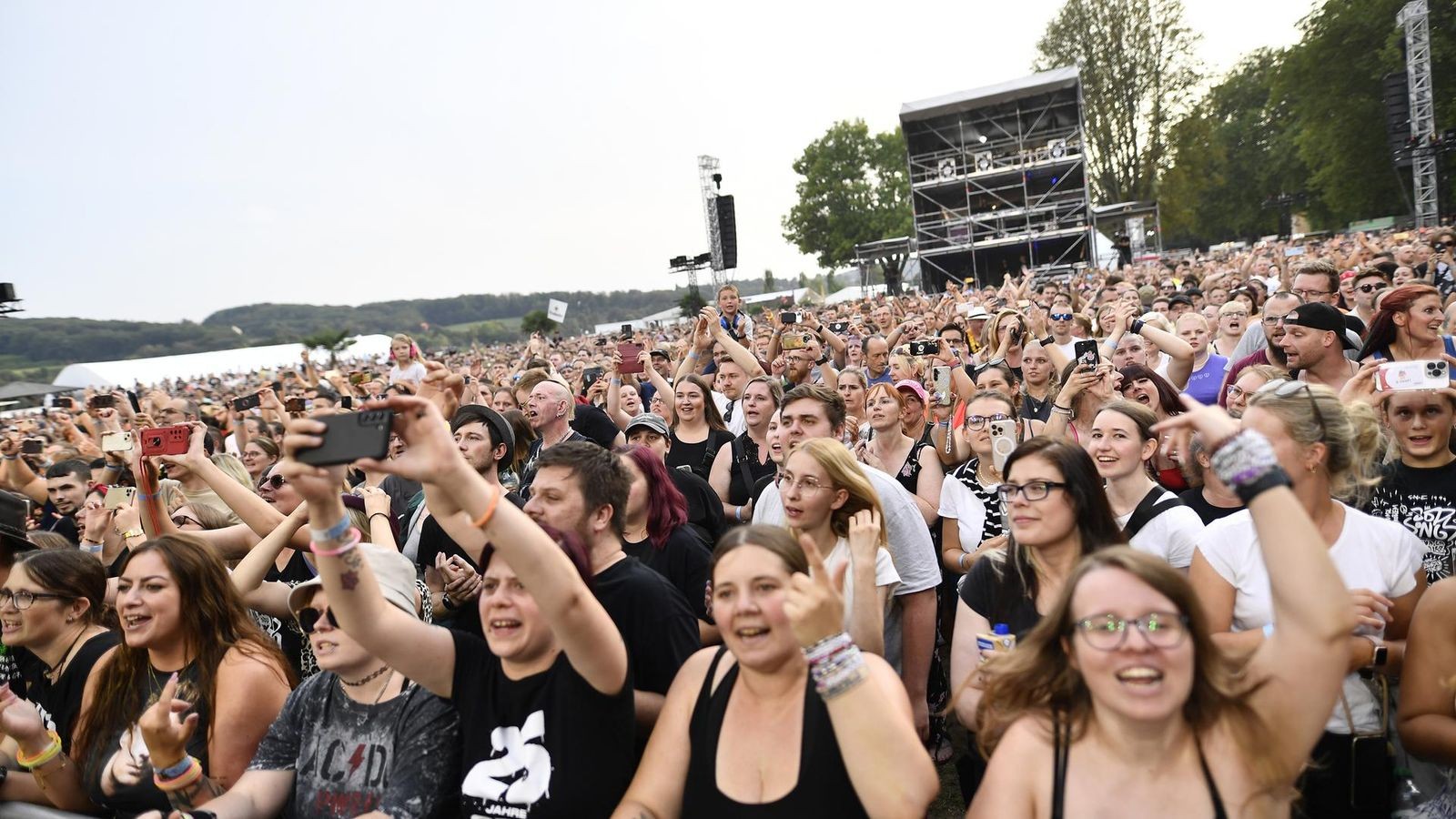 Pop-Band SDP feiert mit 14.000 Fans und vielen Gästen