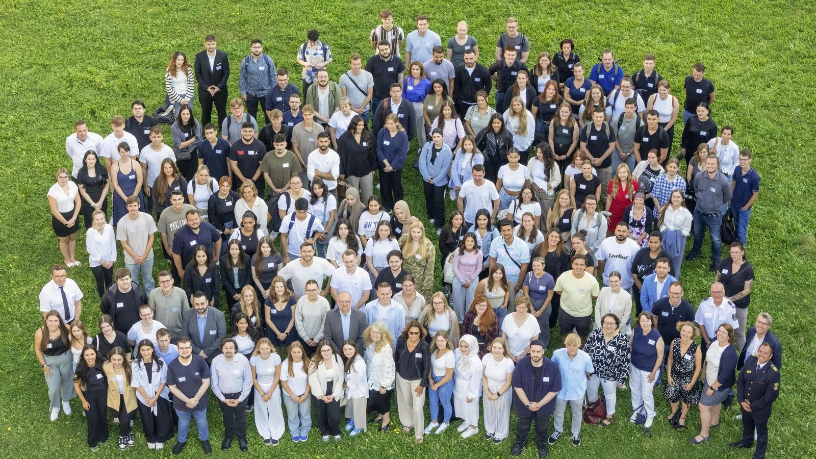 Duisburg startet mit neuen Azubis: „Jetzt für 2025 bewerben“