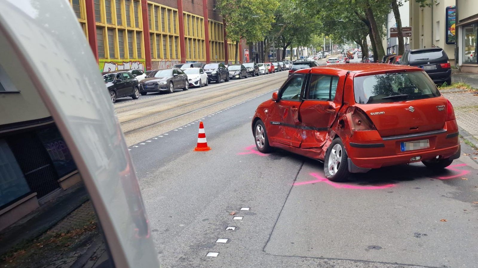 Auto kollidiert mit Straßenbahn in Bochum: Fahrerin (23) wird verletzt