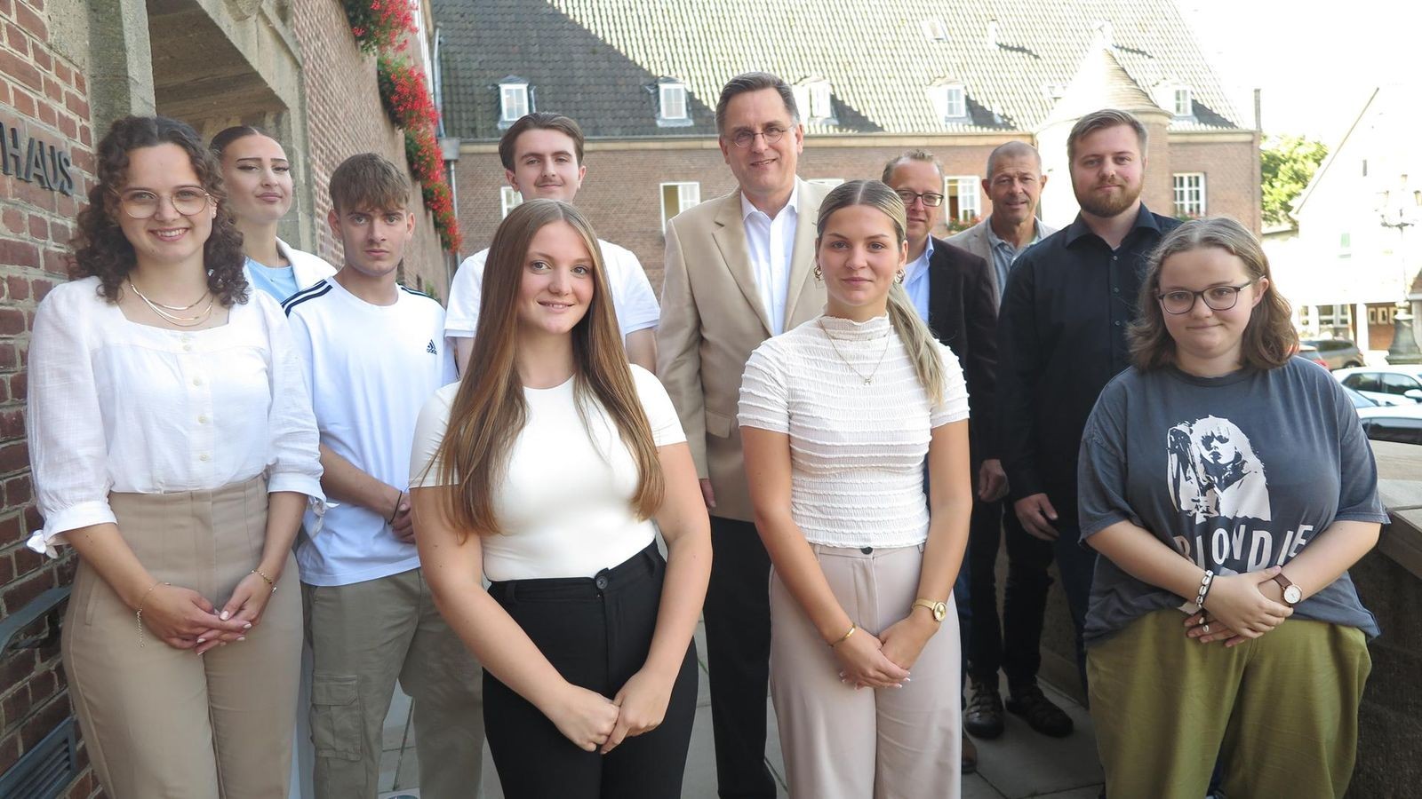 Emmerich: Neue Auszubildende starten bei der Stadt durch