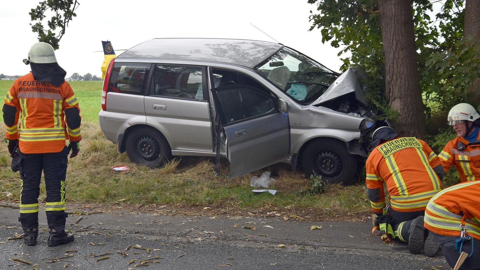 Auto prallt bei Rüningen gegen Baum – Zwei Verletzte