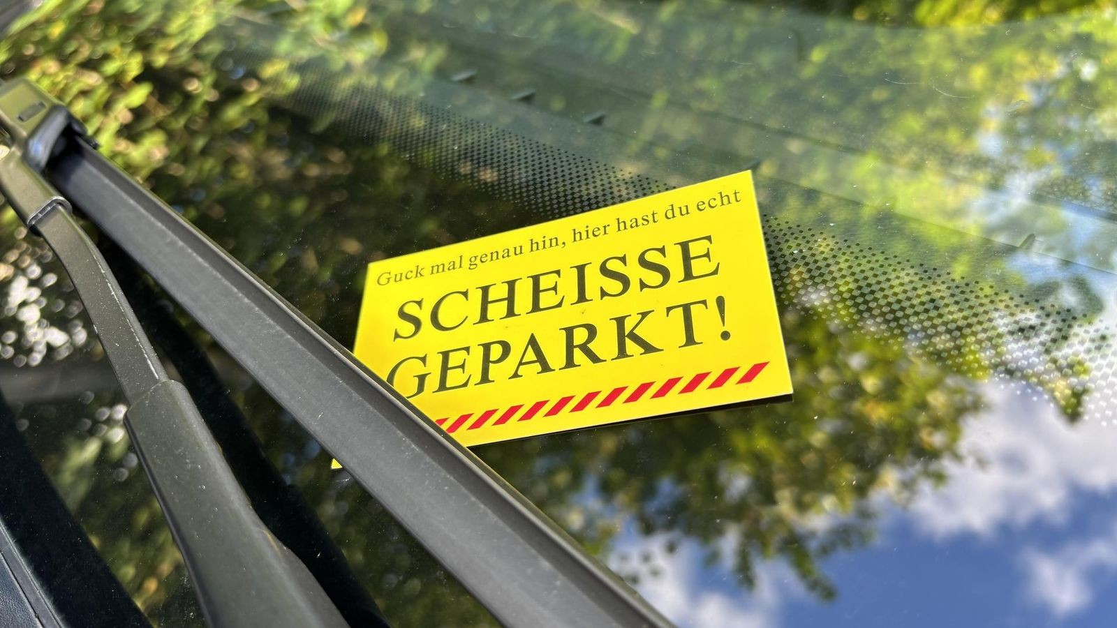 „Scheiße geparkt“: Wenn dieser Zettel an der Scheibe steckt