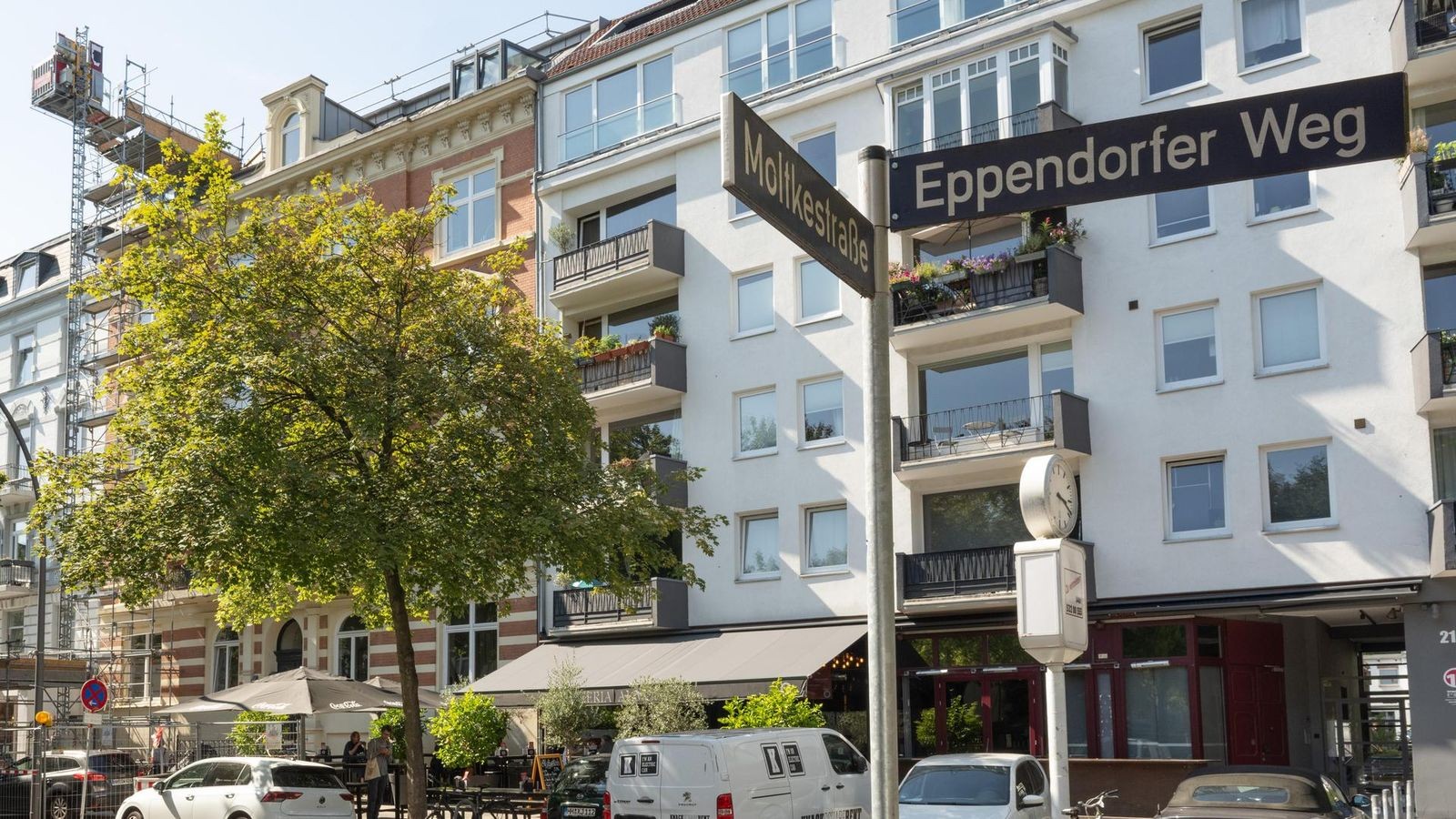 Eppendorfer Weg in Hamburg: 160 Fahrradbügel mehr, 55 Parkplätze weniger