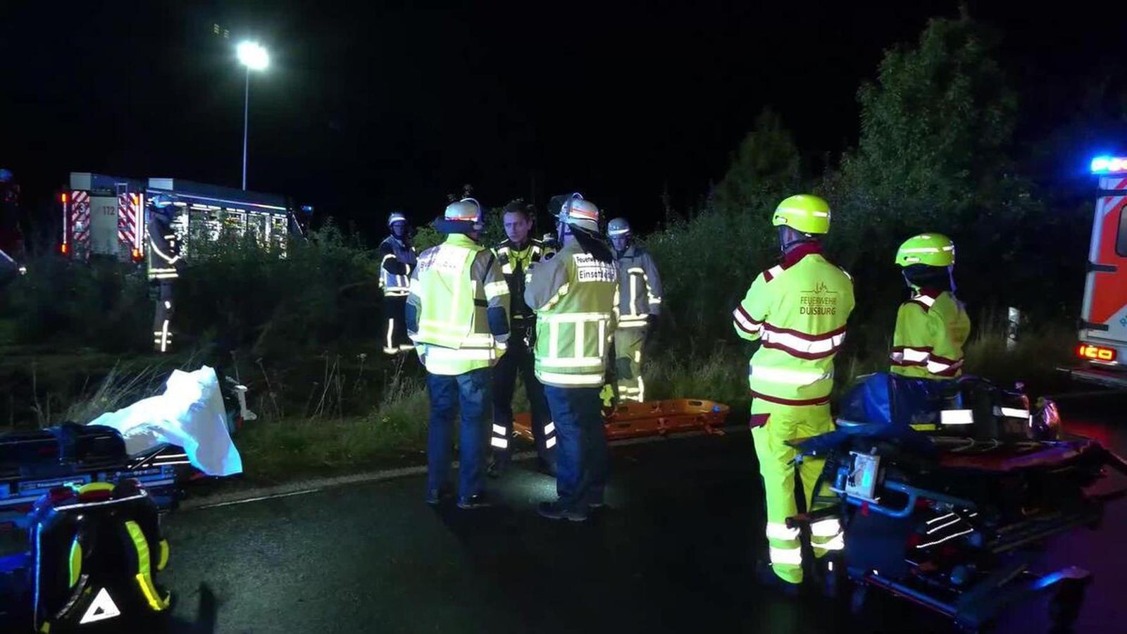 Schwerer Unfall auf A42 bei Duisburg: Vier Personen befreit