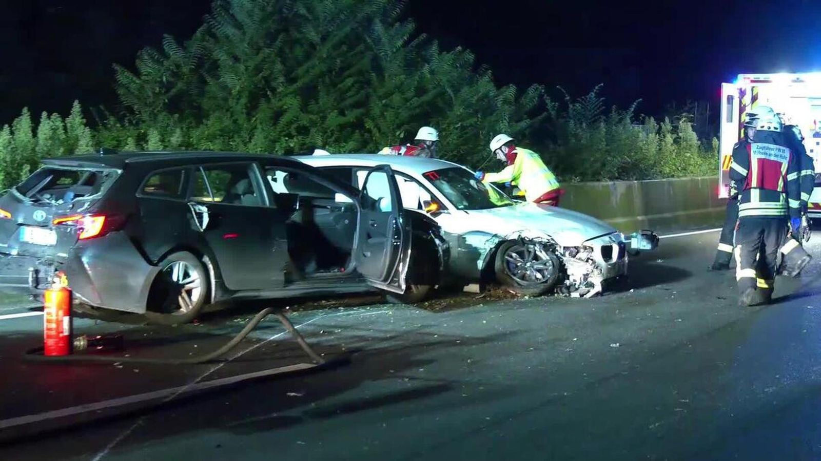 Schwerer Unfall auf A40 bei Mülheim: Vier Verletzte, Straße gesperrt