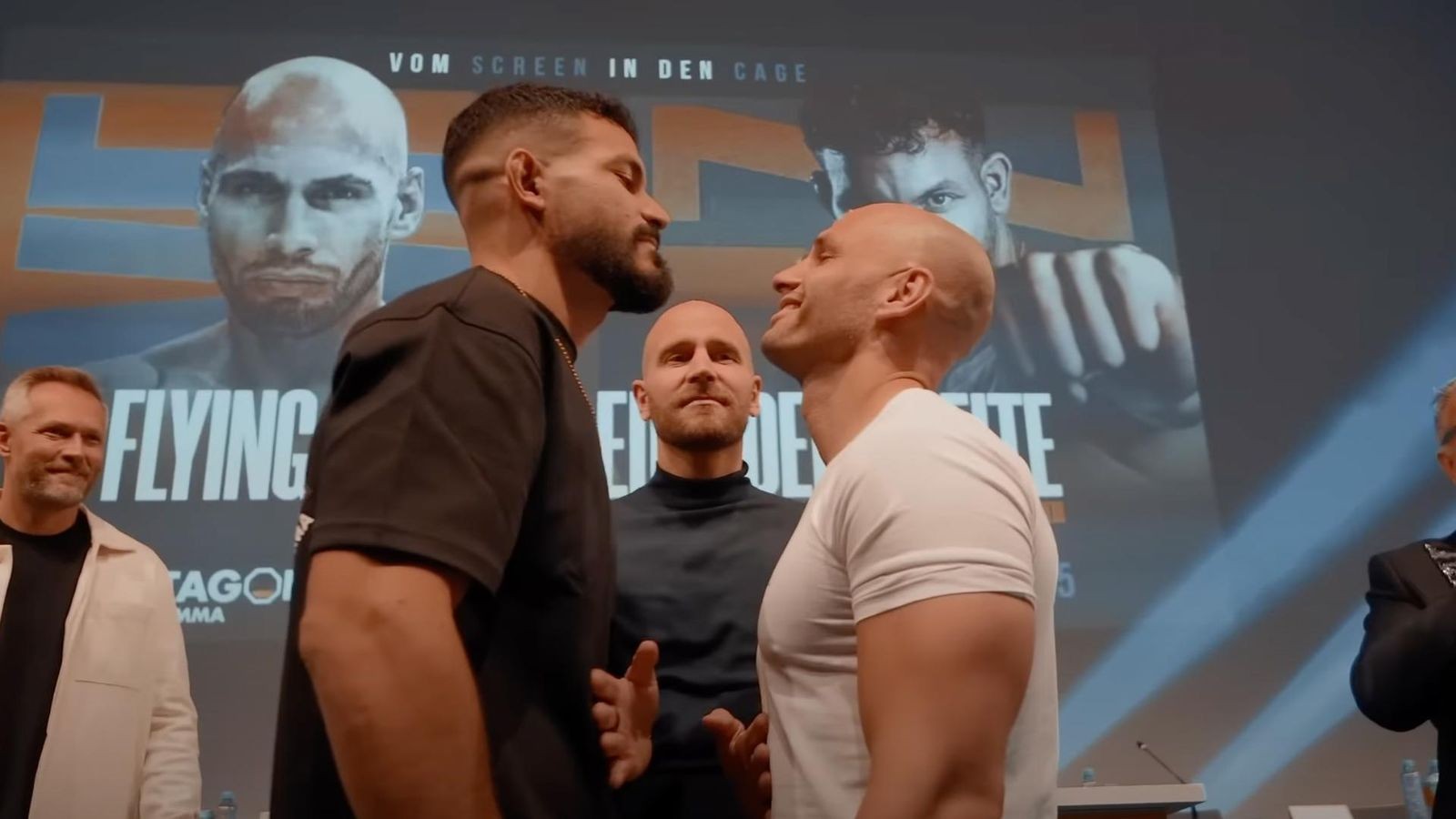 Flying Uwe kündigt vor 58.000 Zuschauern (Weltrekord) Oktagon ...