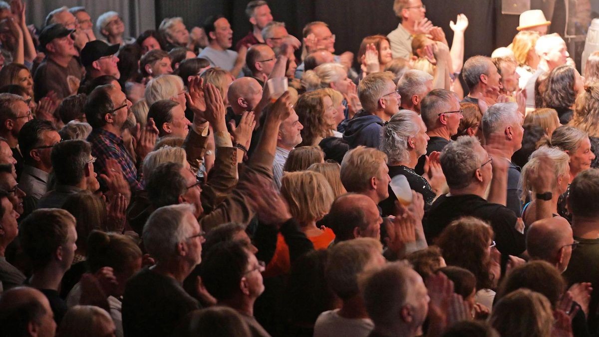 Fans feiern den 30. Geburtstag der Jazzkantine im Westand
