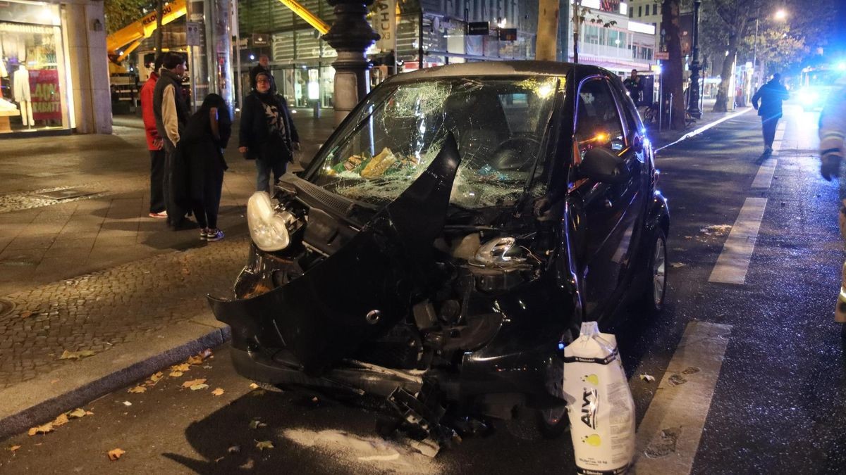 Berlin: Bei Installation von Lichterkette – Auto kracht auf Kudamm in Hebebühne
