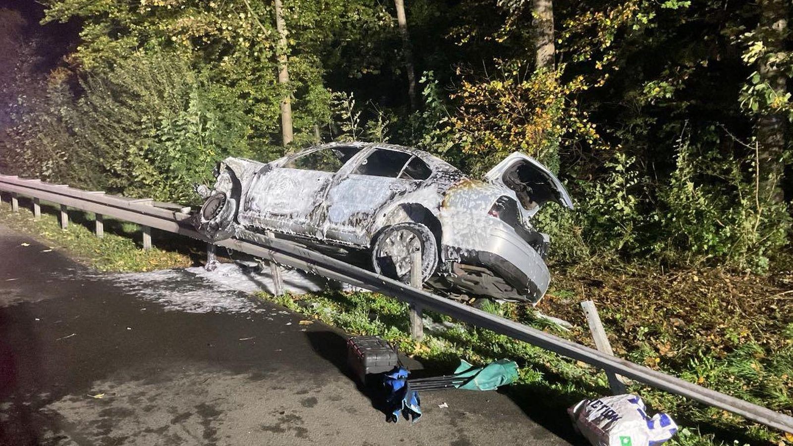 Unfall auf der A43 mit brennendem Auto: Zwei Verletzte