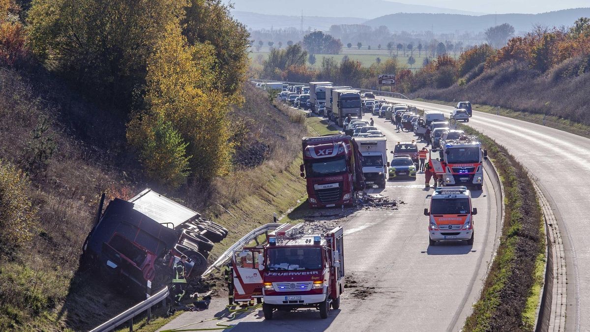 Unfall mit zwei Lkw: A71 nach zwölf Stunden wieder freigegeben