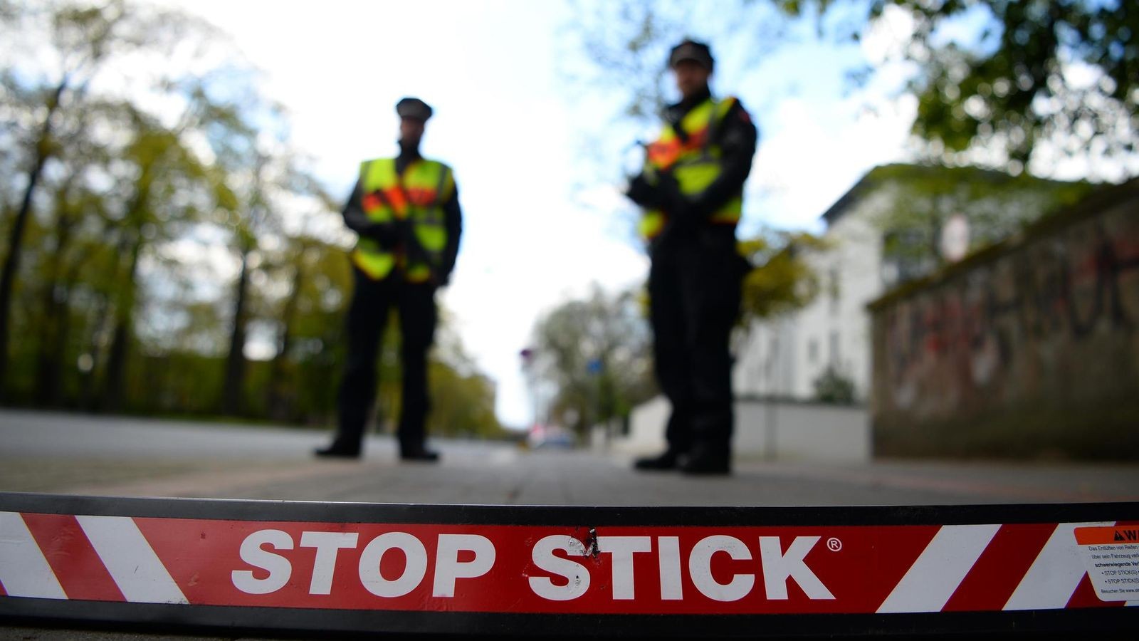 Selbst „Stop Stick“ der Polizei kann Autofahrer nicht stoppen