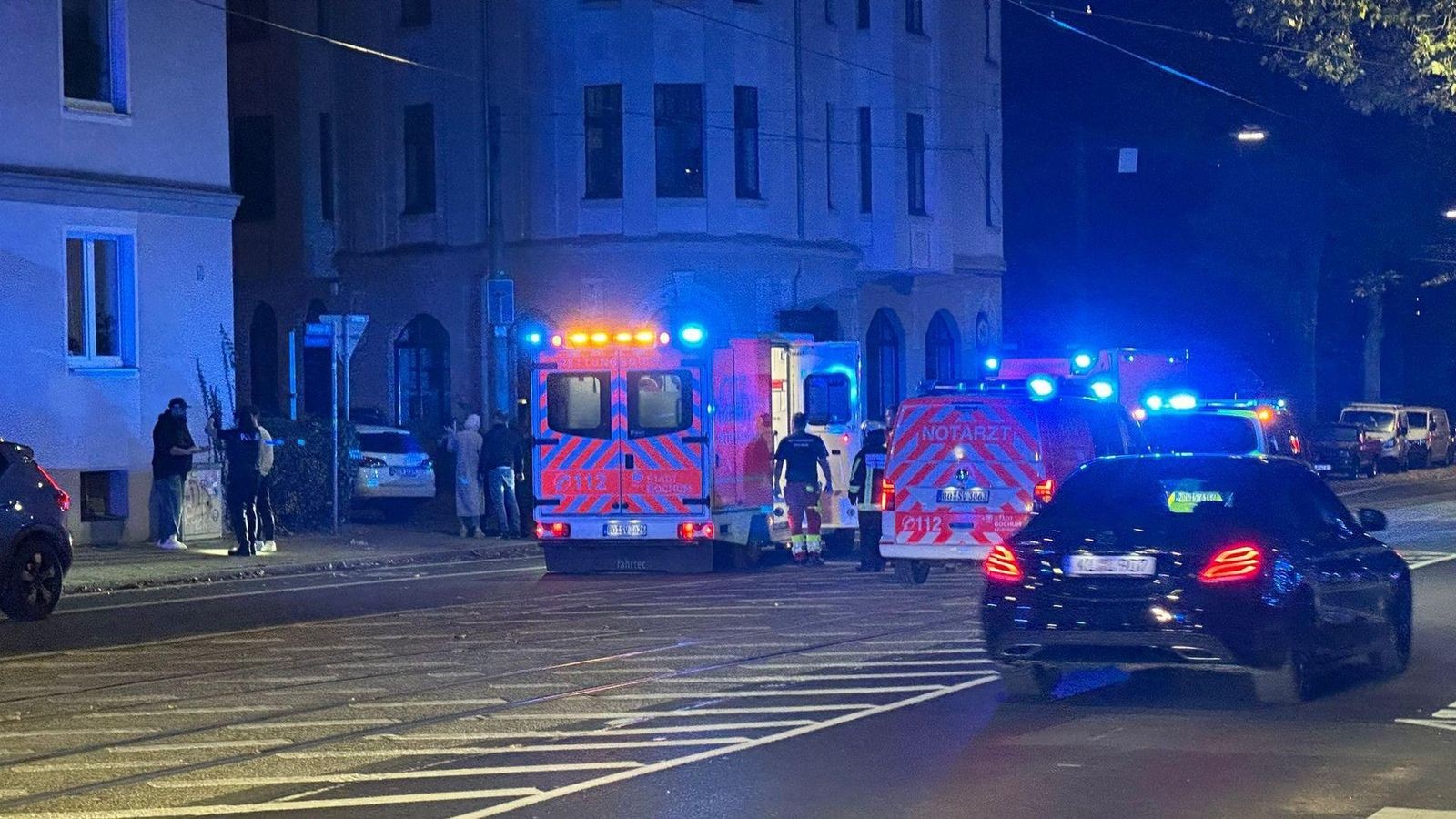 Mann mit Messerstichen in Bochum schwer verletzt: Festnahmen Mann mit Messerstichen in Bochum schwer verletzt: Festnahmen