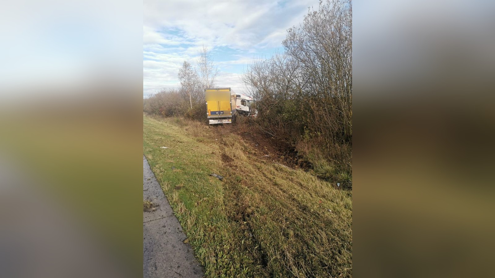 Wieder Unfall auf A71: Lkw kracht in Auto auf dem Standstreifen