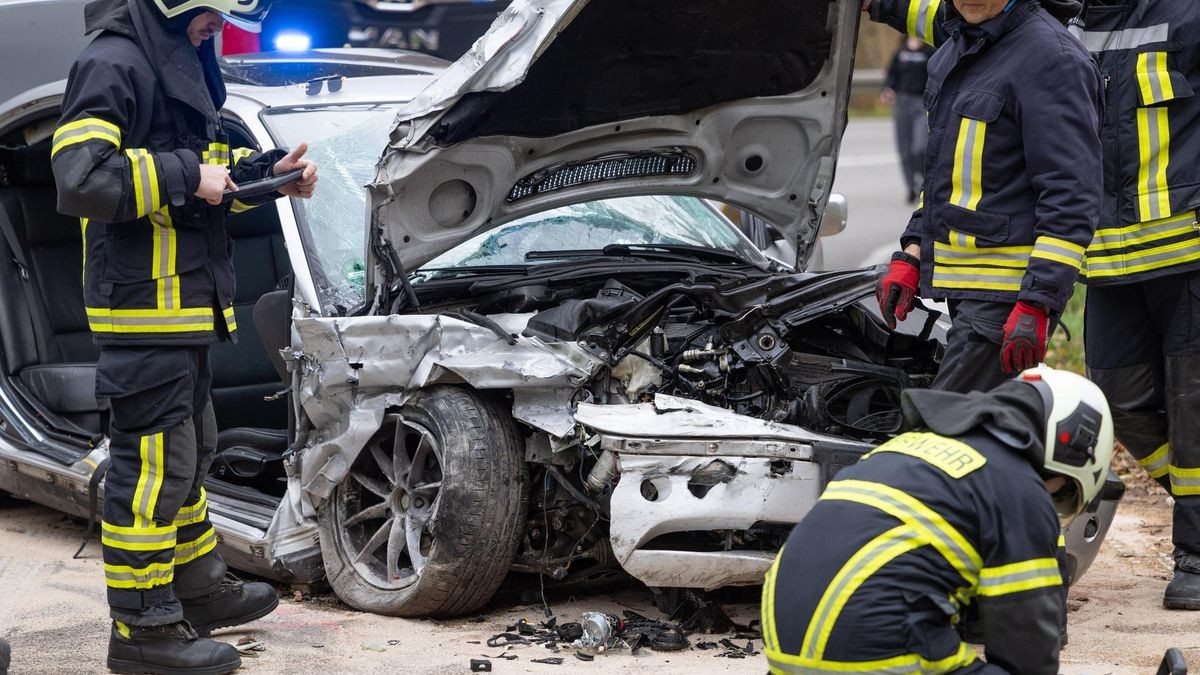 Fahranfänger rast gegen Viadukt: 18-Jähriger wird bei Unfall schwer verletzt
