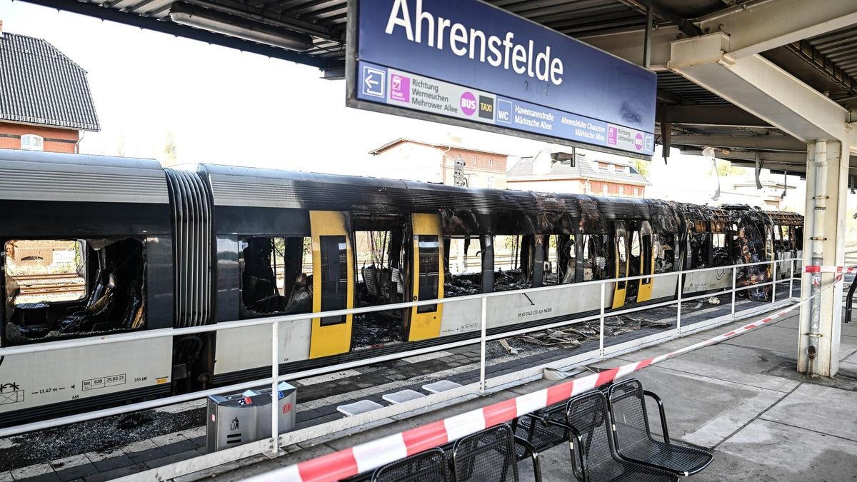 Berlin-Marzahn: Zug komplett ausgebrannt – was wir bislang wissen